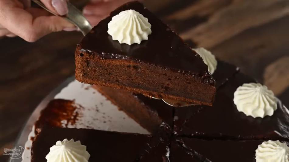 ORIGINALNI RECEPT ZA SAHER TORTU: Skoro svi dodaju džem, a to je ...