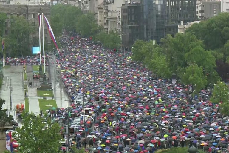 Počeli protesti u Beogradu: Građani prave prsten oko zgrade RTS-a, kiša ...