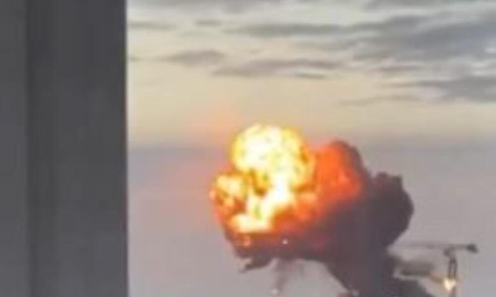 DRAMATIČAN SNIMAK EKSPLOZIJE NEBODERA U KIJEVU: Pogledajte kako projektil pogađa ogromnu ...