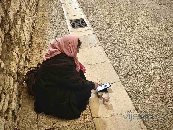 Prosjačenje je organizovani kriminal: U Tuzli umjesto bebe, nosila ...